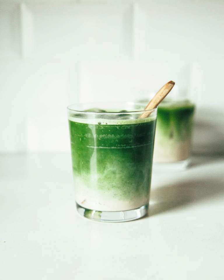 Vegan Iced Vanilla Oat Matcha Latte Recipe (dairy-free)